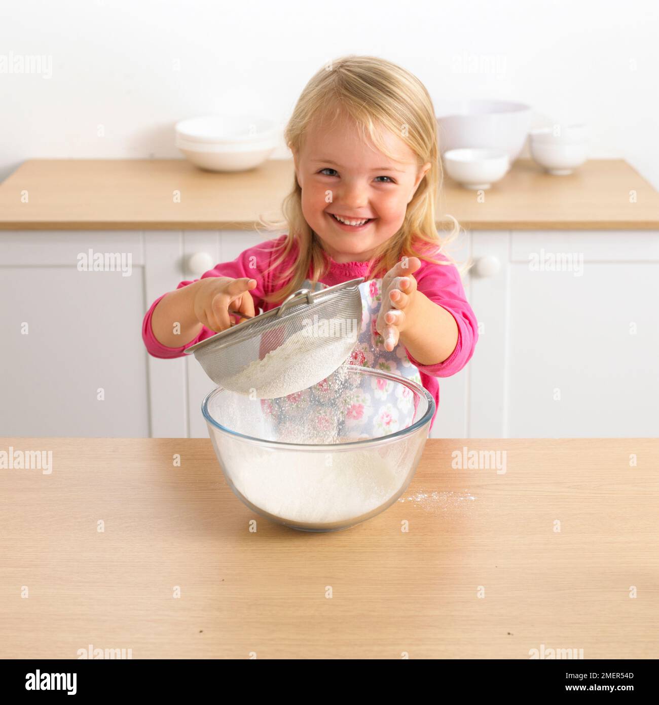 Sieving the flour hi-res stock photography and images - Alamy