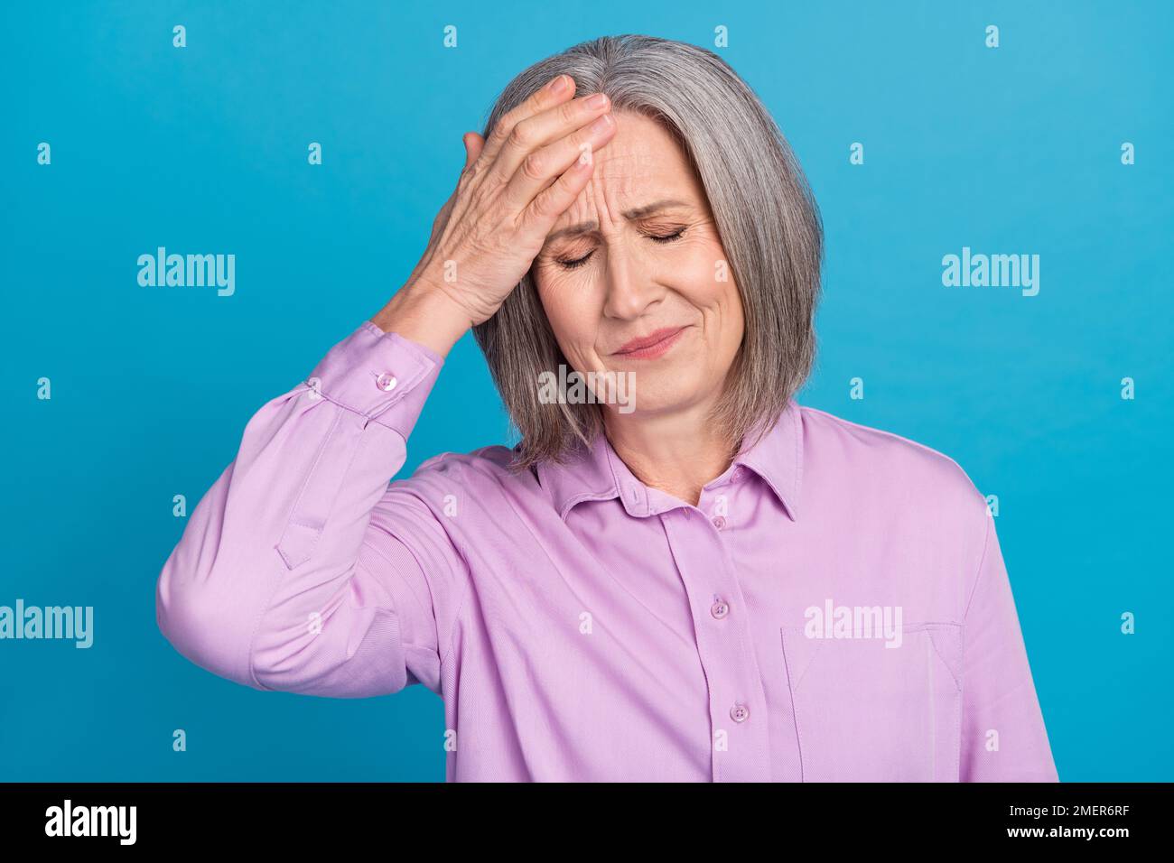 Photo portrait of stressed mature aged bob grey hair entrepreneur ...