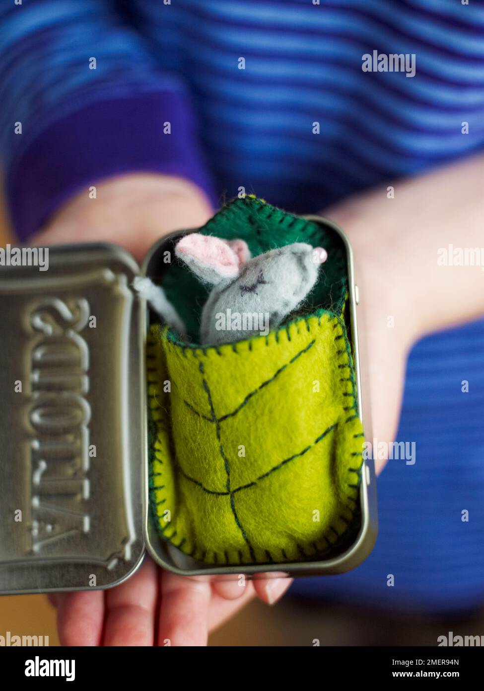 Child holding mouse hi-res stock photography and images - Alamy