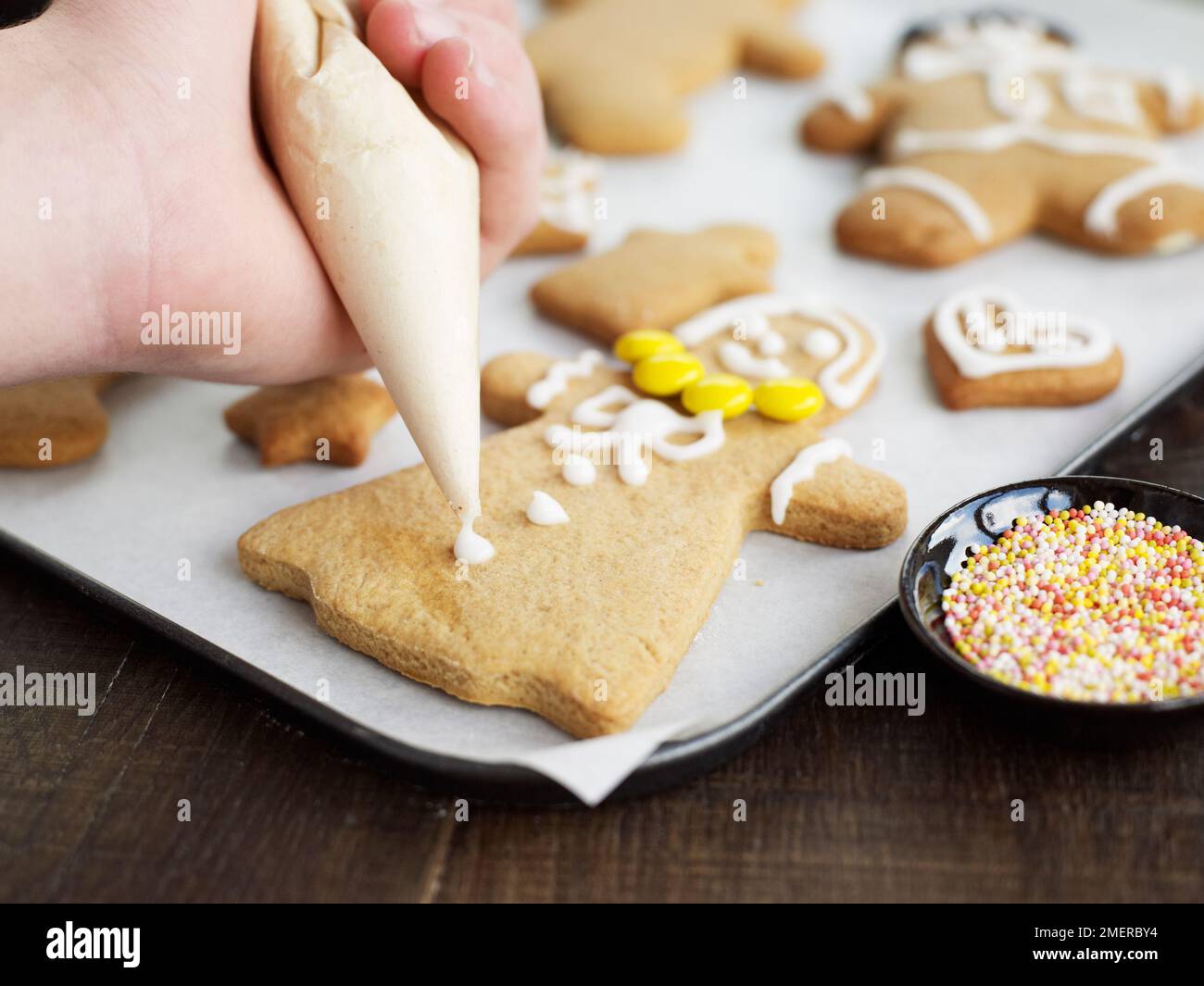 Piping icing close up hi-res stock photography and images - Alamy