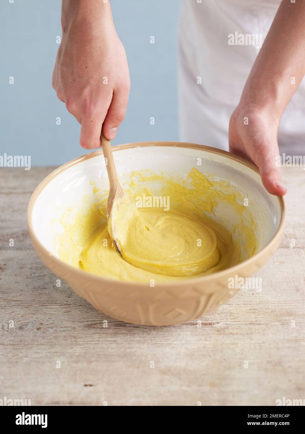 Hands holding cake hi-res stock photography and images - Alamy