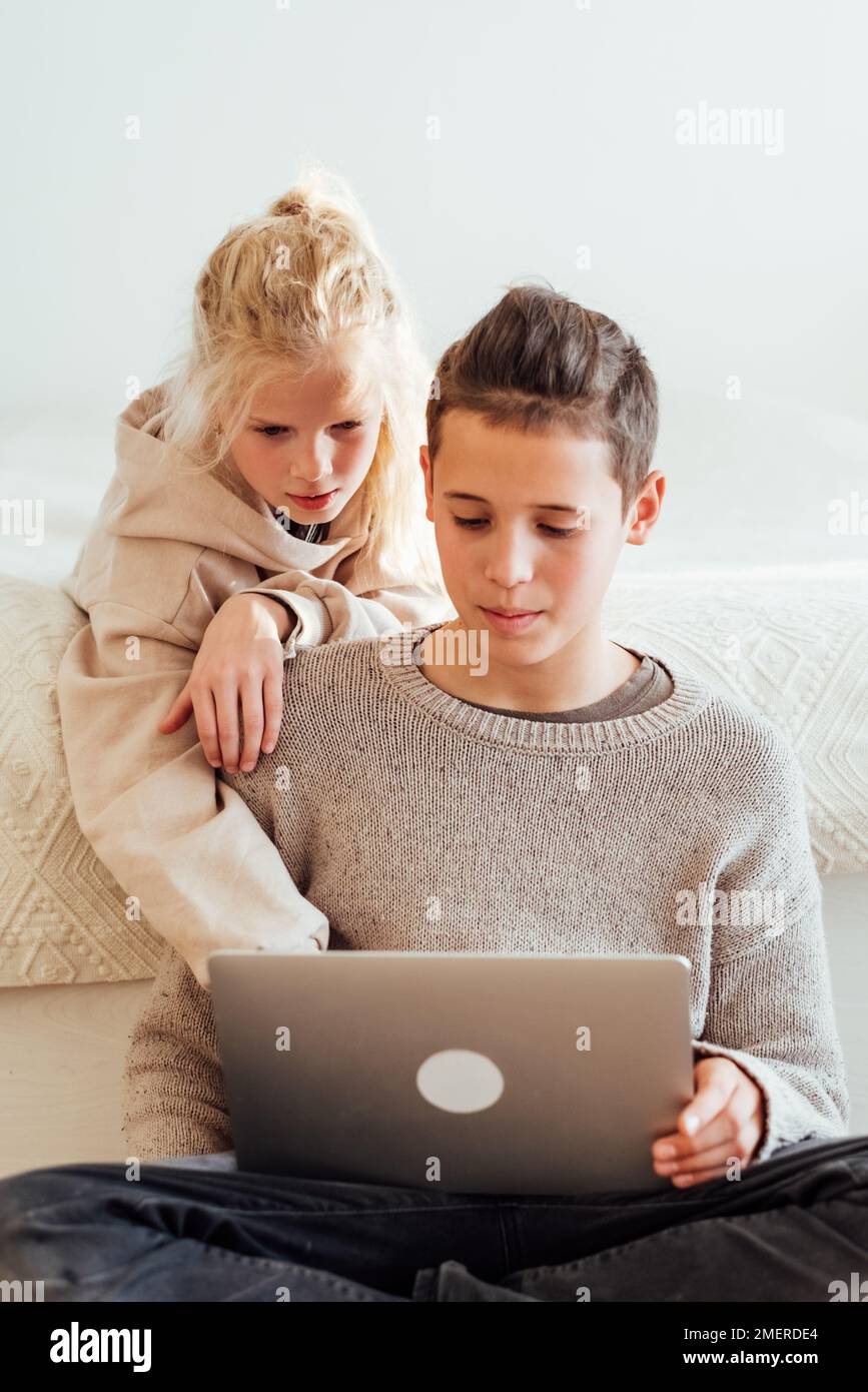 Teen girl boy teenagers hi-res stock photography and images - Alamy