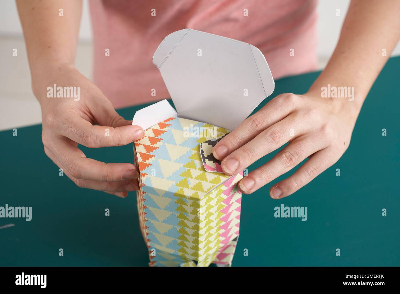 Base of twist top gift box Stock Photo - Alamy