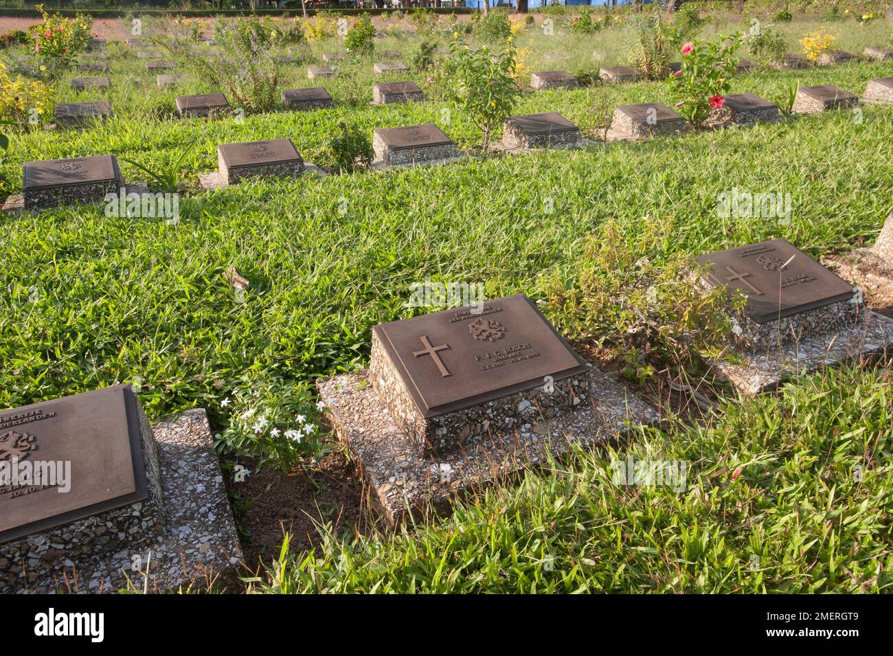 Thanbyuzayat war cemetery hi-res stock photography and images - Alamy