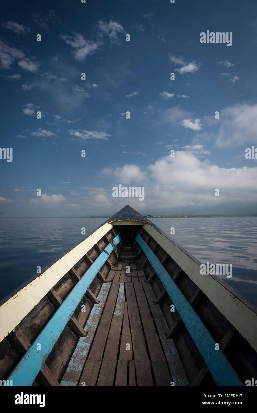 Myanmar, Eastern Burma, Inle Lake, longtail boat Stock Photo - Alamy