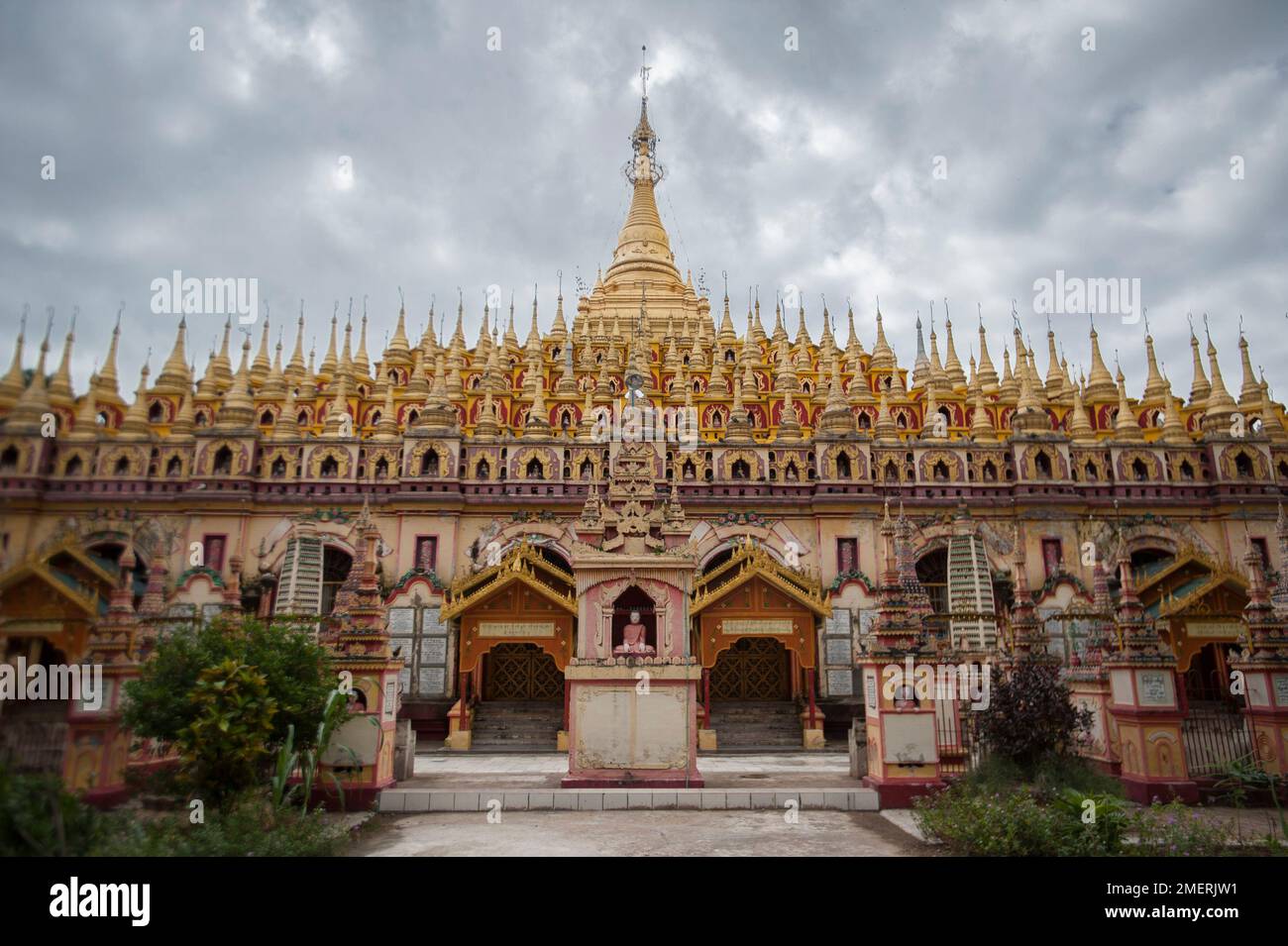 Myanmar, around Mandalay, Monywa, Thanboddhay Paya, main stupa Stock ...