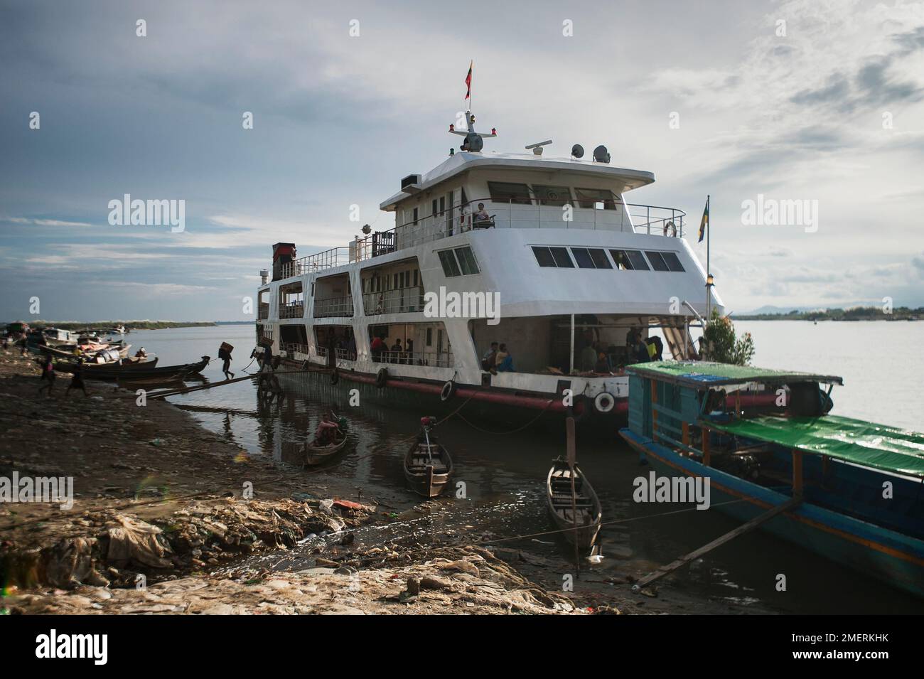 Myanmar, Northern Myanmar, Bhamo, banks of Irrawaddy river Stock Photo ...
