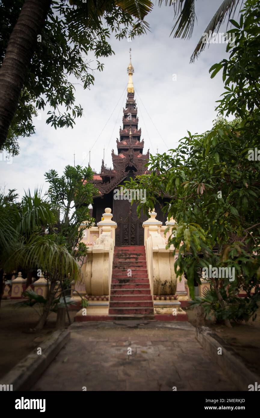 Shwe in bin monastry hi-res stock photography and images - Alamy