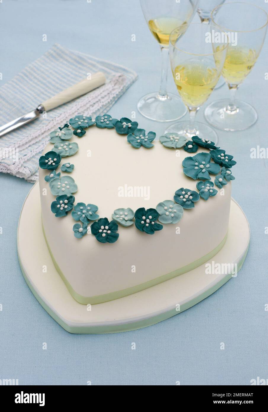Flowers shaped cake hi-res stock photography and images - Alamy
