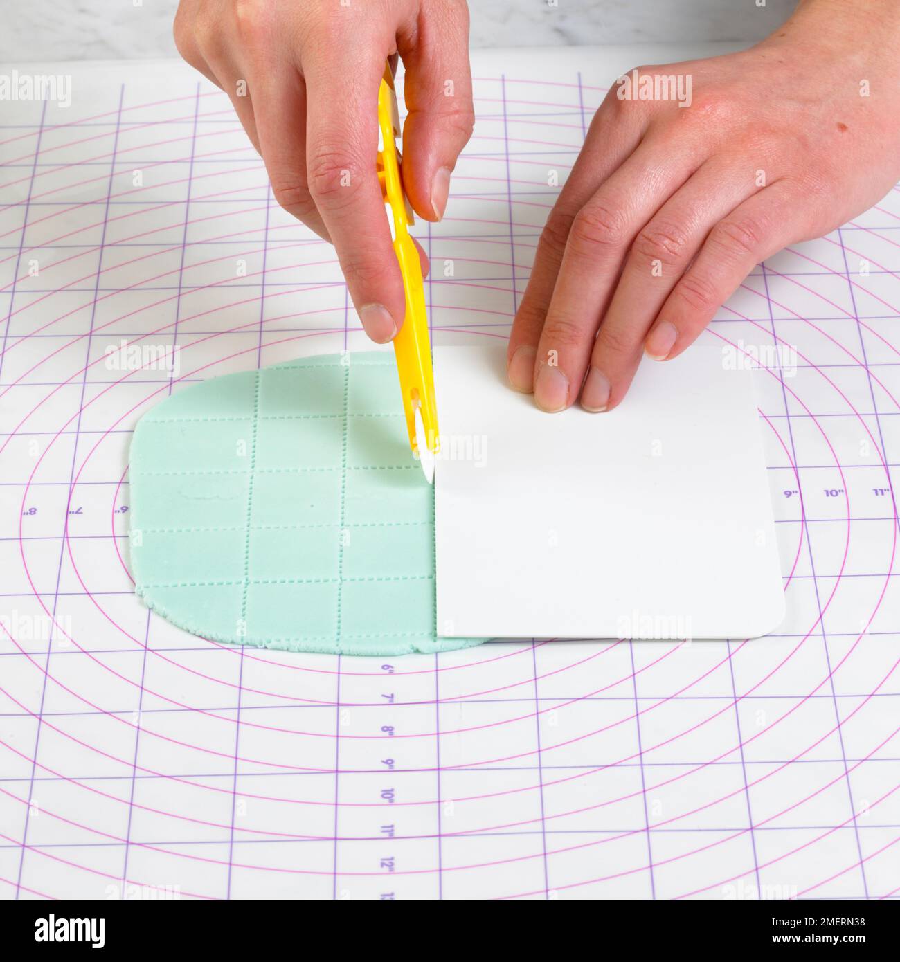 Scoring a pattern into fondant icing using a wheel Stock Photo - Alamy