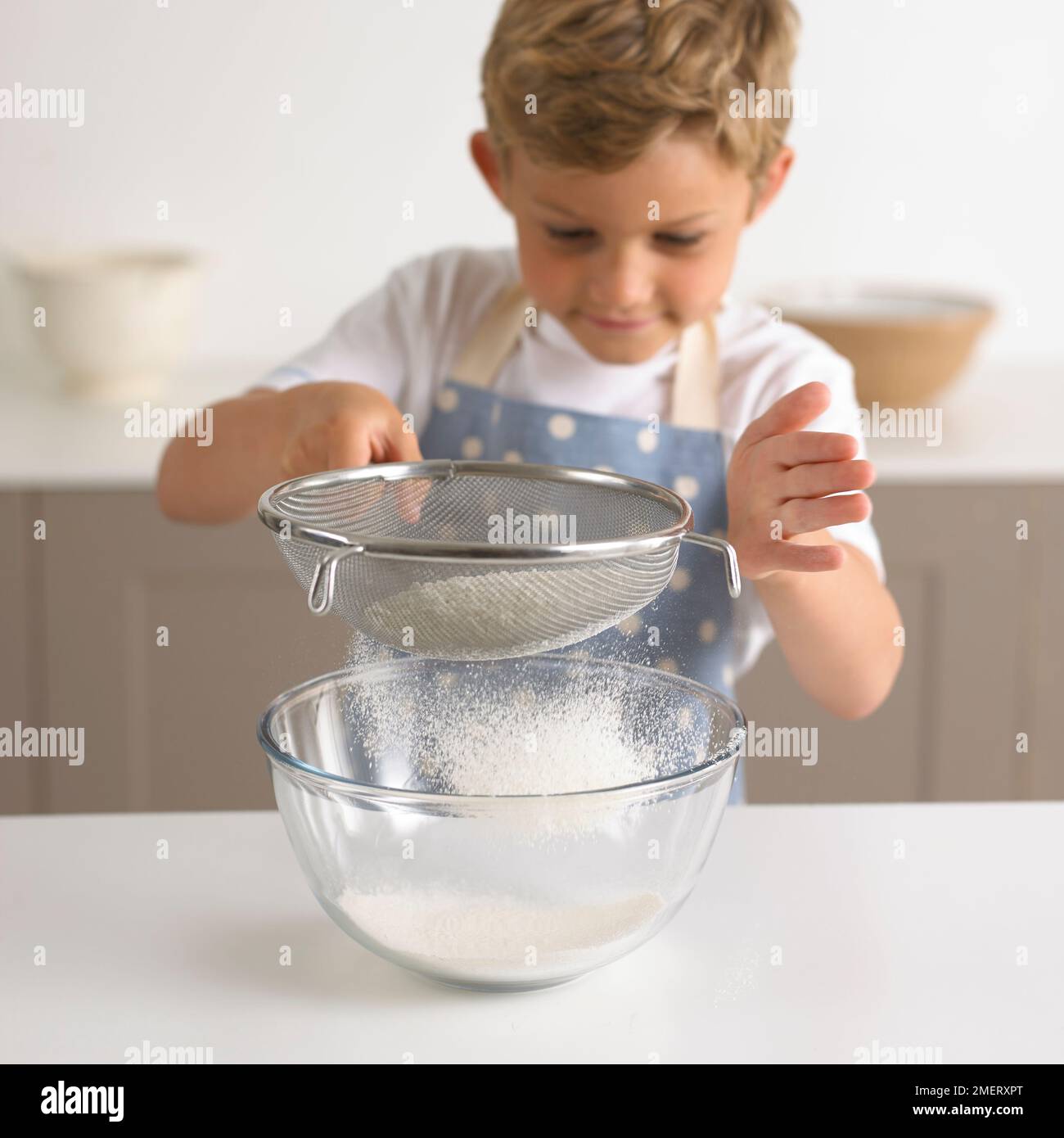 Sieving the flour hi-res stock photography and images - Alamy