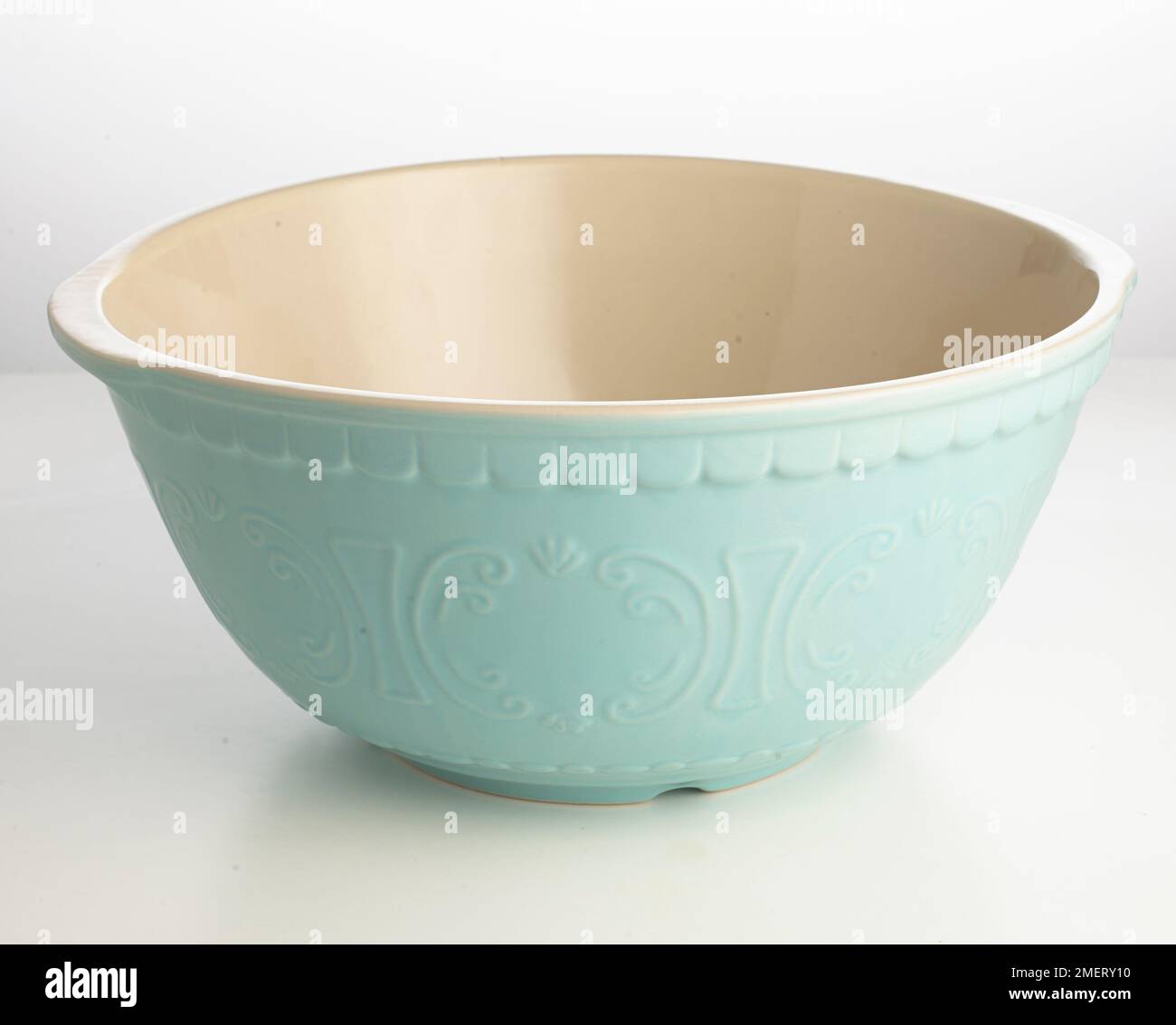 Empty mixing bowl hi-res stock photography and images - Alamy
