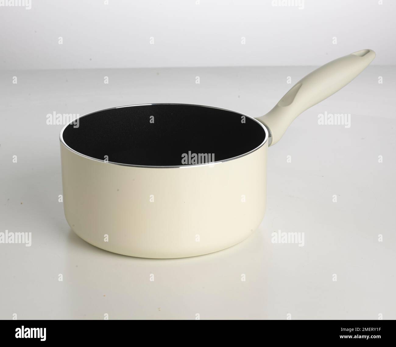 Saucepan cutout hi-res stock photography and images - Alamy