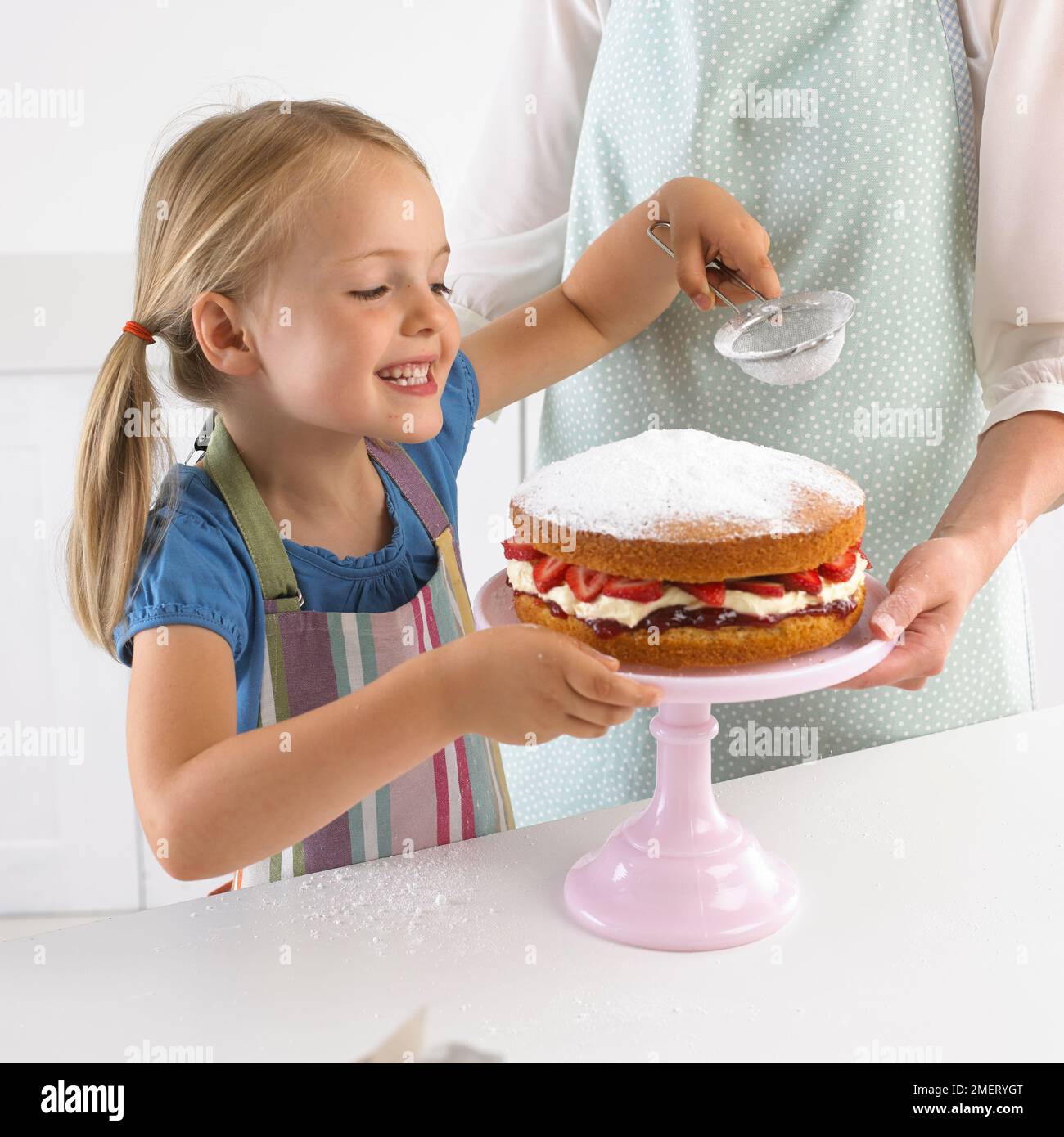 Icing sugar cake sieving hi-res stock photography and images - Alamy