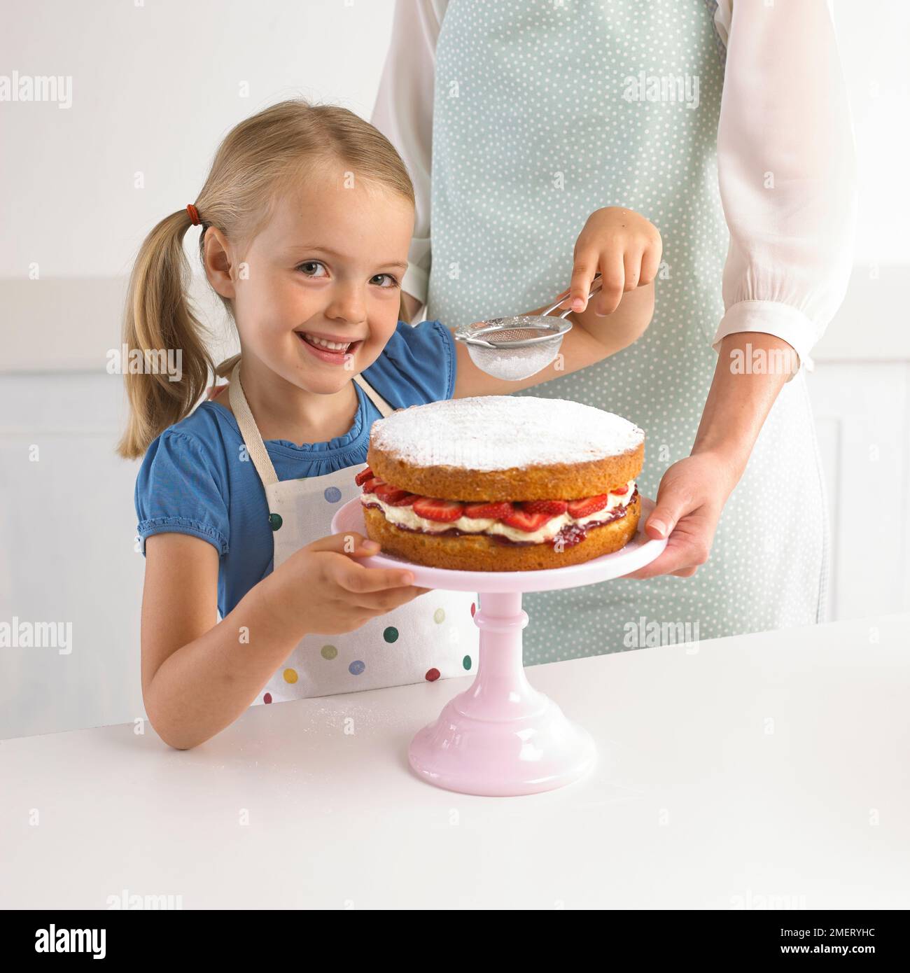 Icing sugar cake sieving hi-res stock photography and images - Alamy