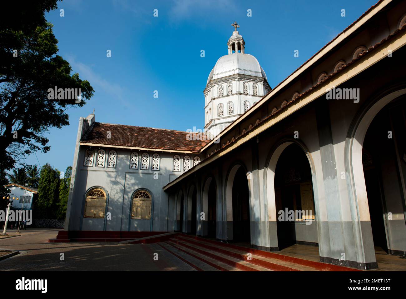 Exterior catholic hi-res stock photography and images - Alamy
