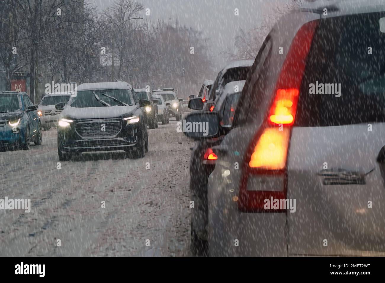 Traffic in a snowstorm Stock Photo - Alamy
