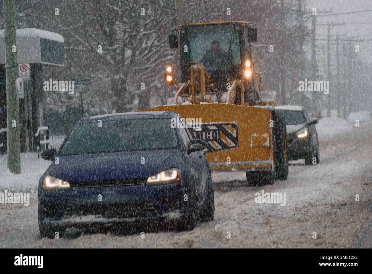 Traffic in a snowstorm Stock Photo - Alamy