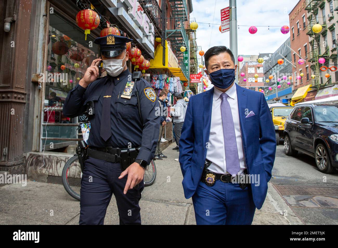 Inspector Tommy Ng, right, the new leader of the NYPD's Asian Hate ...