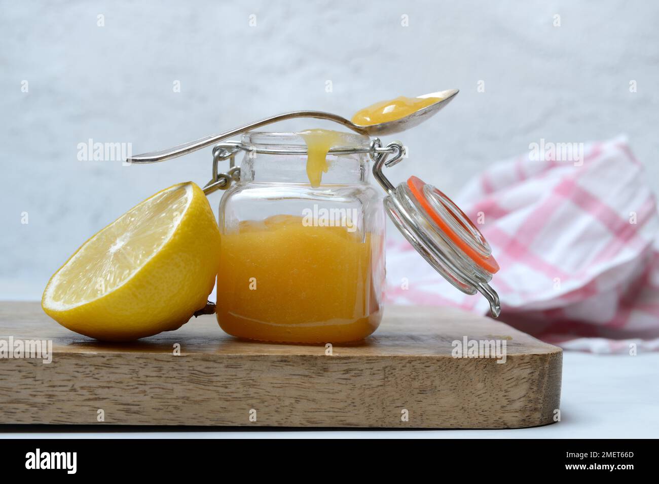 Glass jar with lemon curd and lemon, lemon cream Stock Photo - Alamy