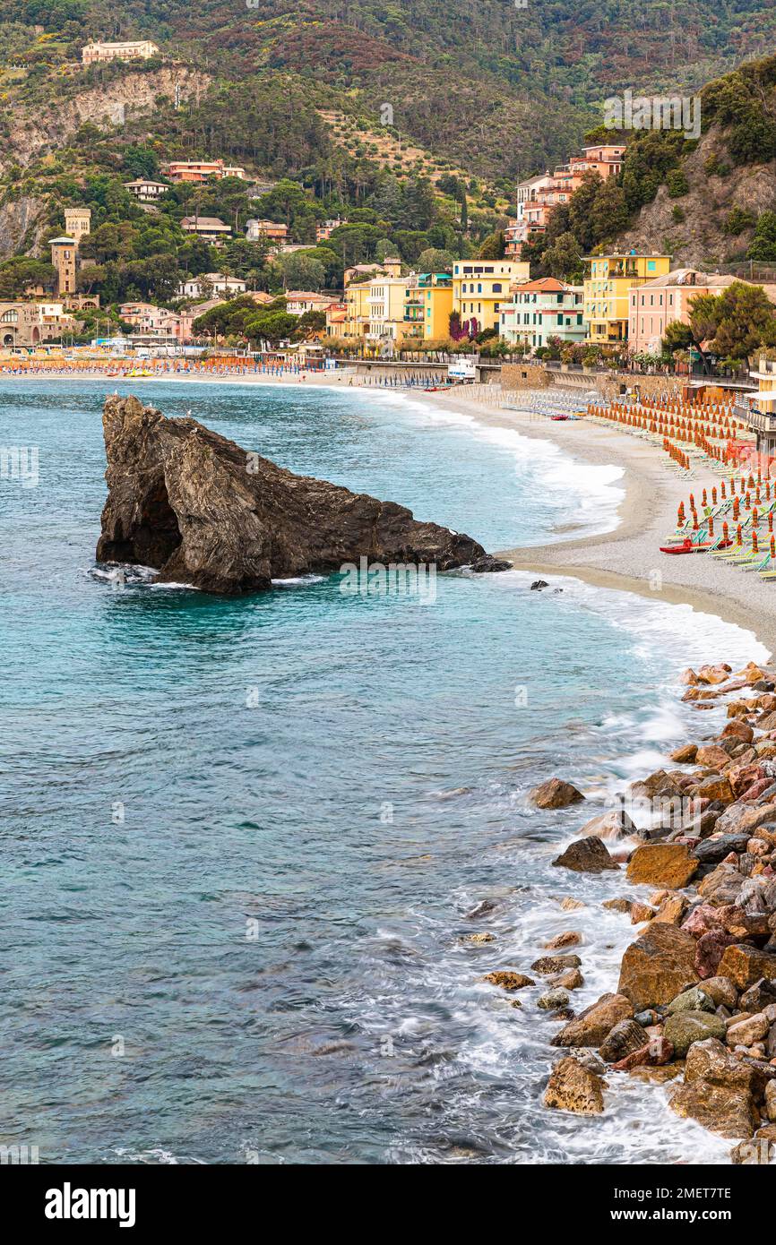 Boulders on the beach di Fegina in Monterosso al Mare, Cinque Terre ...