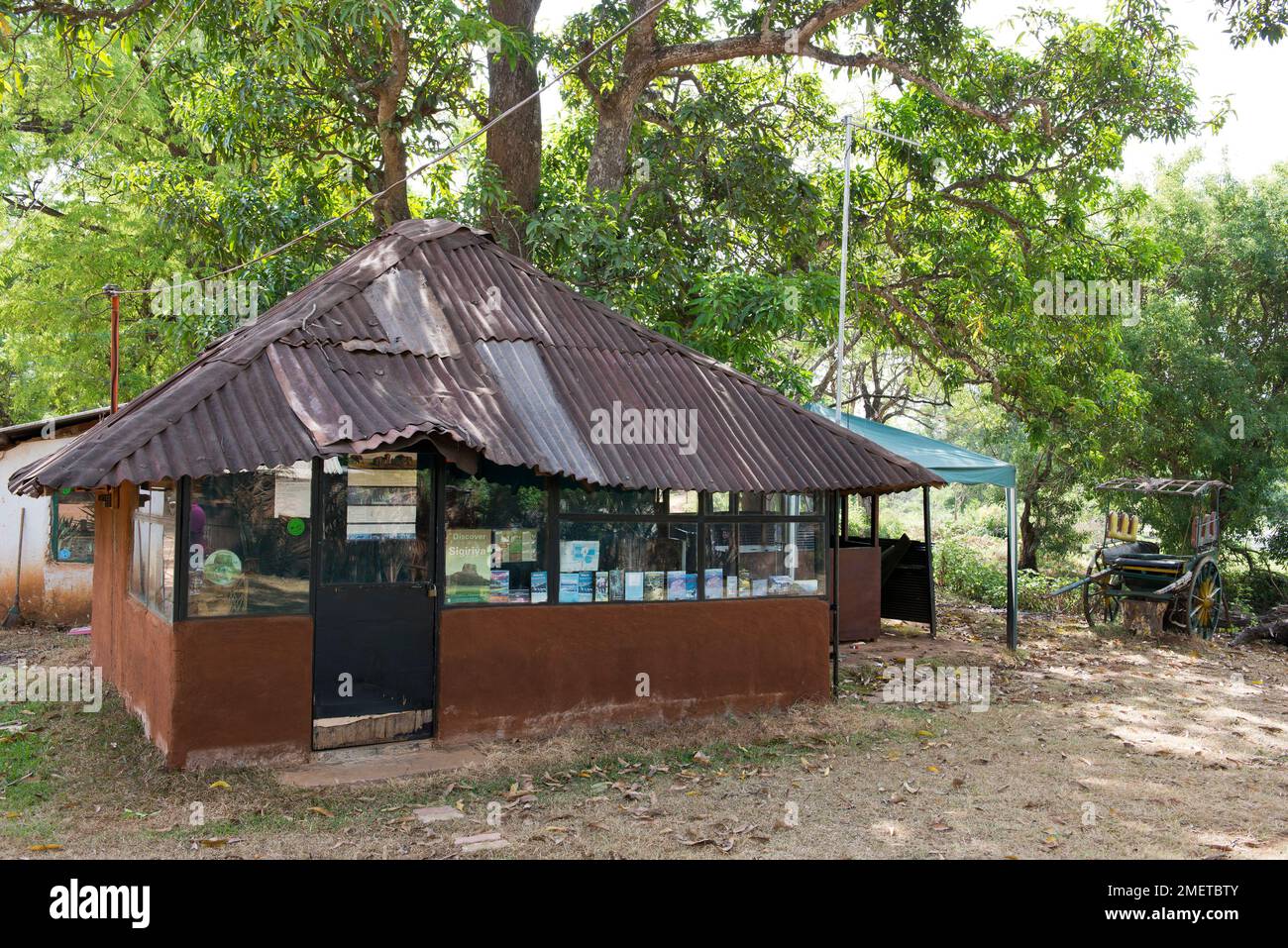 Sigiriya road hi-res stock photography and images - Alamy