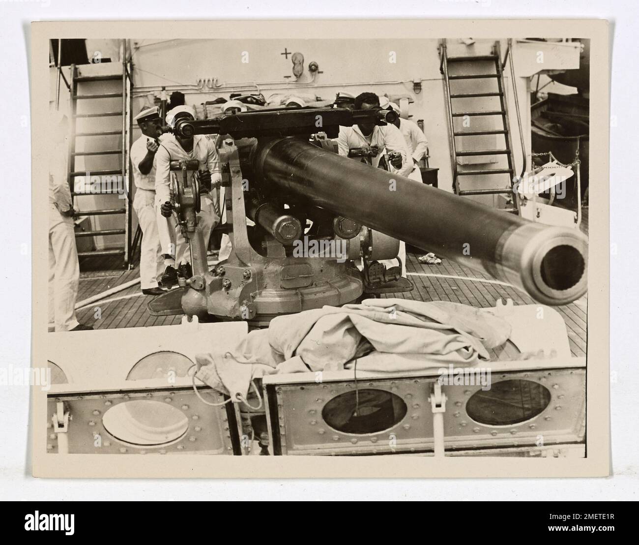 Coast Guardsmen operate a 5-inch gun aboard a U.S. Coast Guard Cutter ...