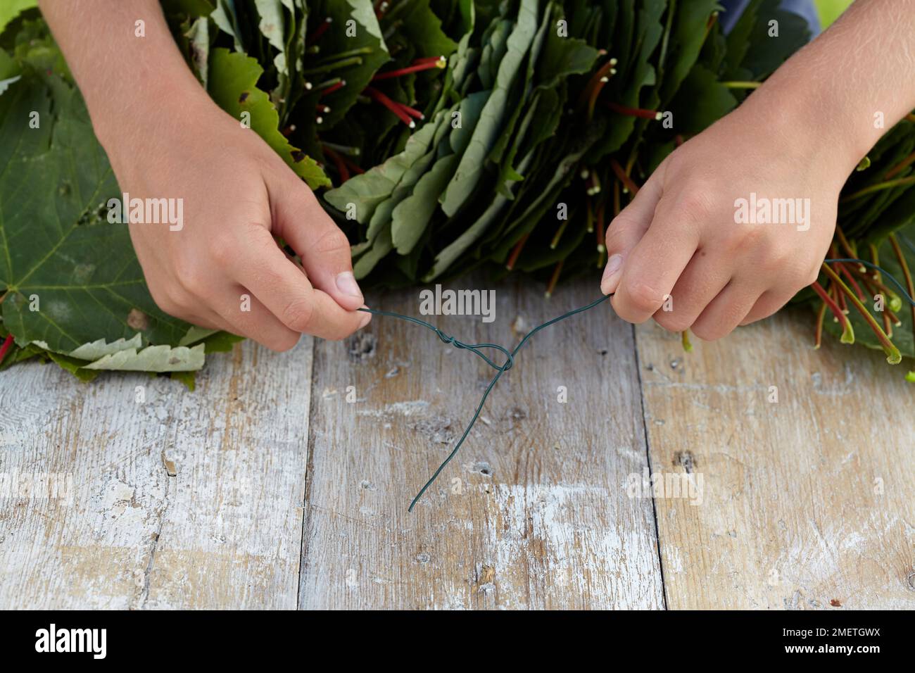 Making wreath wire hi-res stock photography and images - Alamy