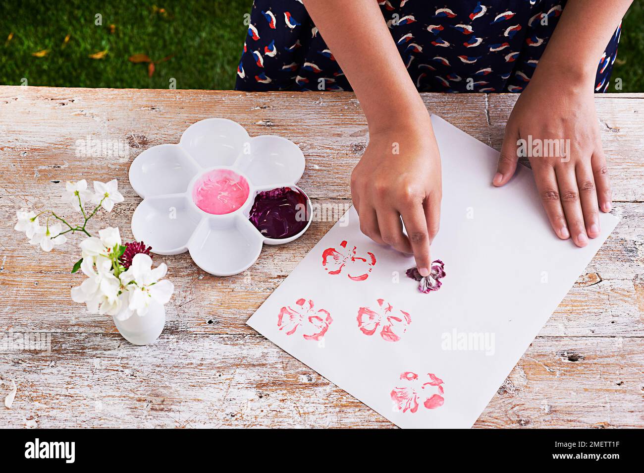 One person painting flowers hi-res stock photography and images - Alamy