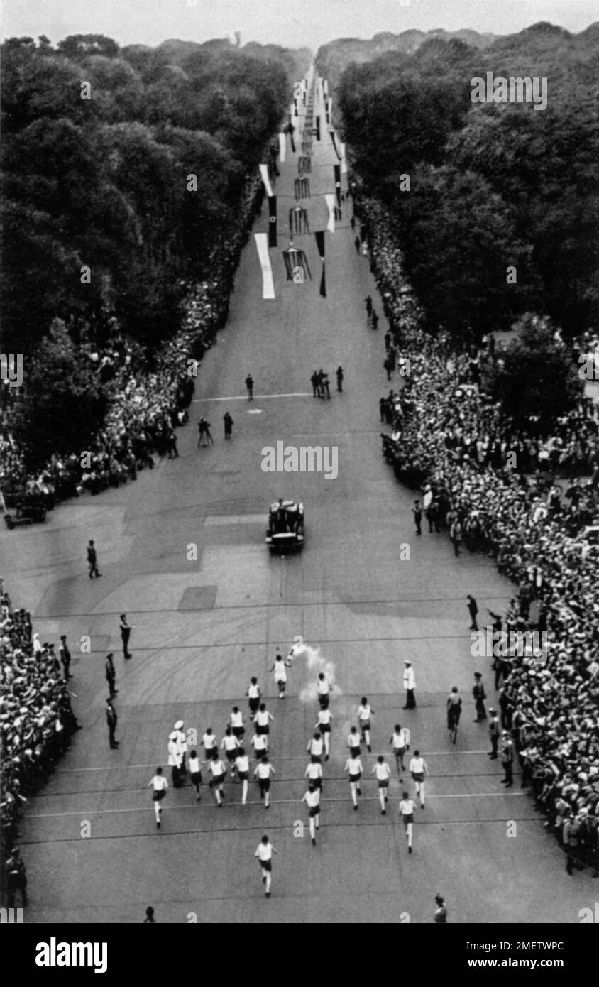 The relay with the Olympic flame on the way to the stadium, Berlin ...