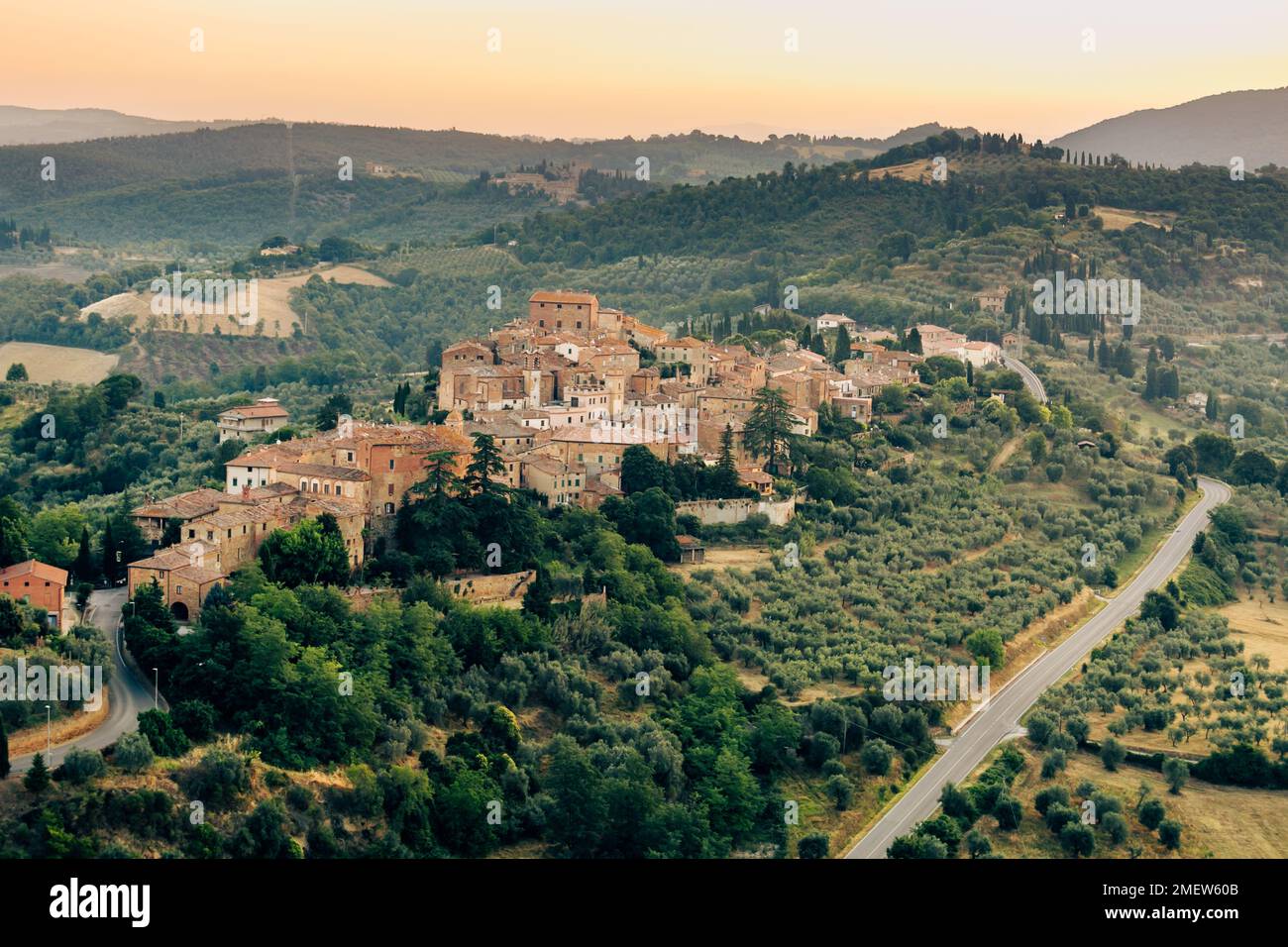 Italy hilltop village hi-res stock photography and images - Alamy
