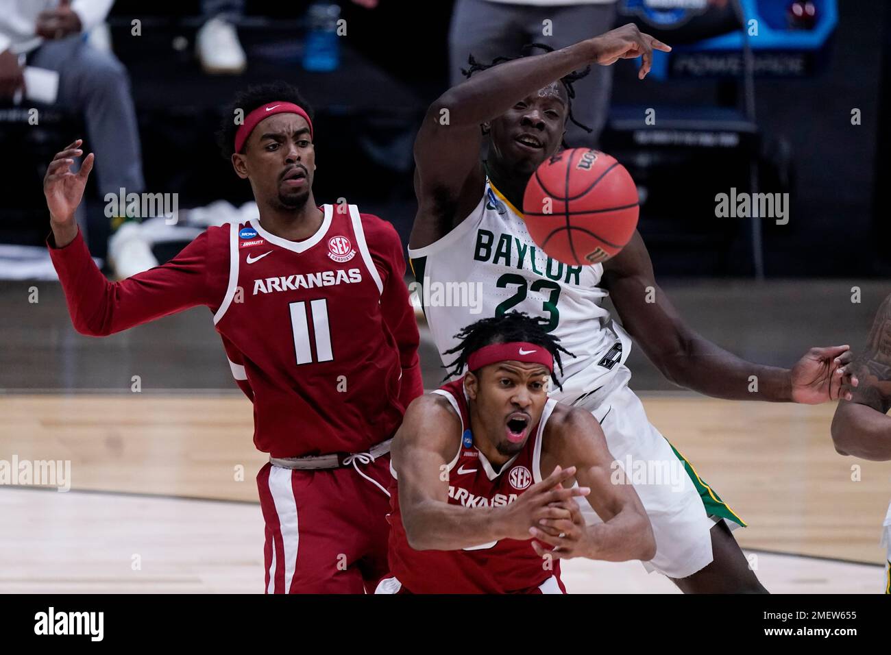 Arkansas guard Moses Moody, center, and teammate guard Jalen Tate (11 ...