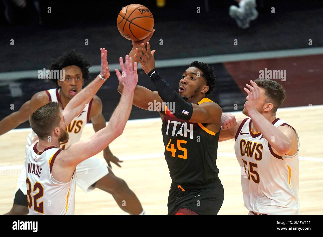 Cleveland Cavaliers' Isaiah Hartenstein (55) and Dean Wade (32) defend ...