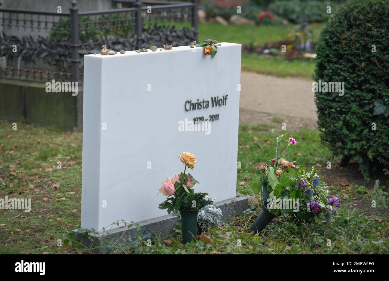 Grab Christa Wolf, Dorotheenstaedtischer Friedhof, Chausseestrasse ...