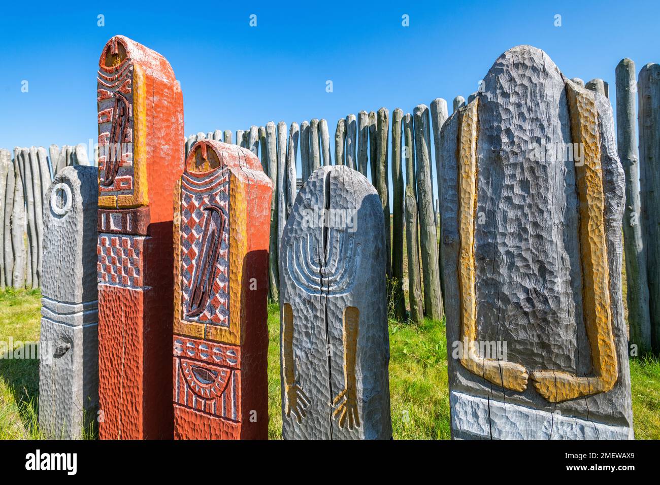 Carved wooden posts and palisades in the circular ditch Ringheiligtum ...