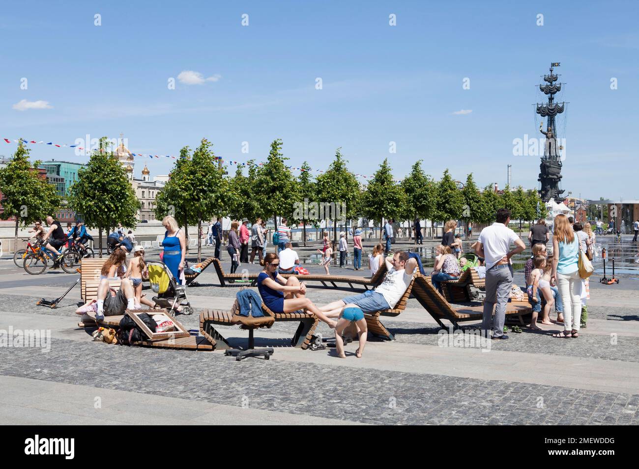 People enjoying the sun hi-res stock photography and images - Alamy