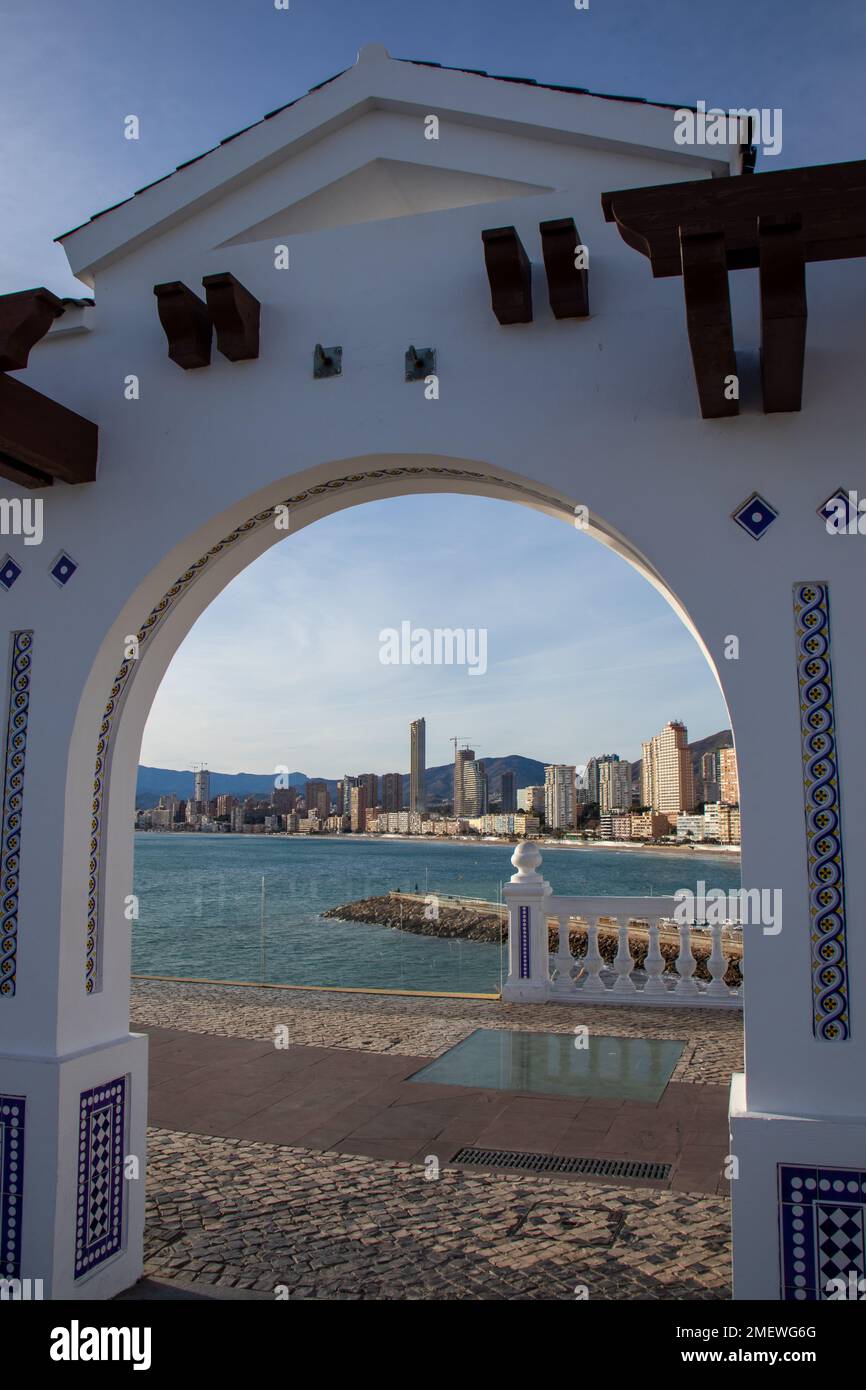 Balcón del Mediterráneo, Benidorm, España. Vista a través de un arco de ...