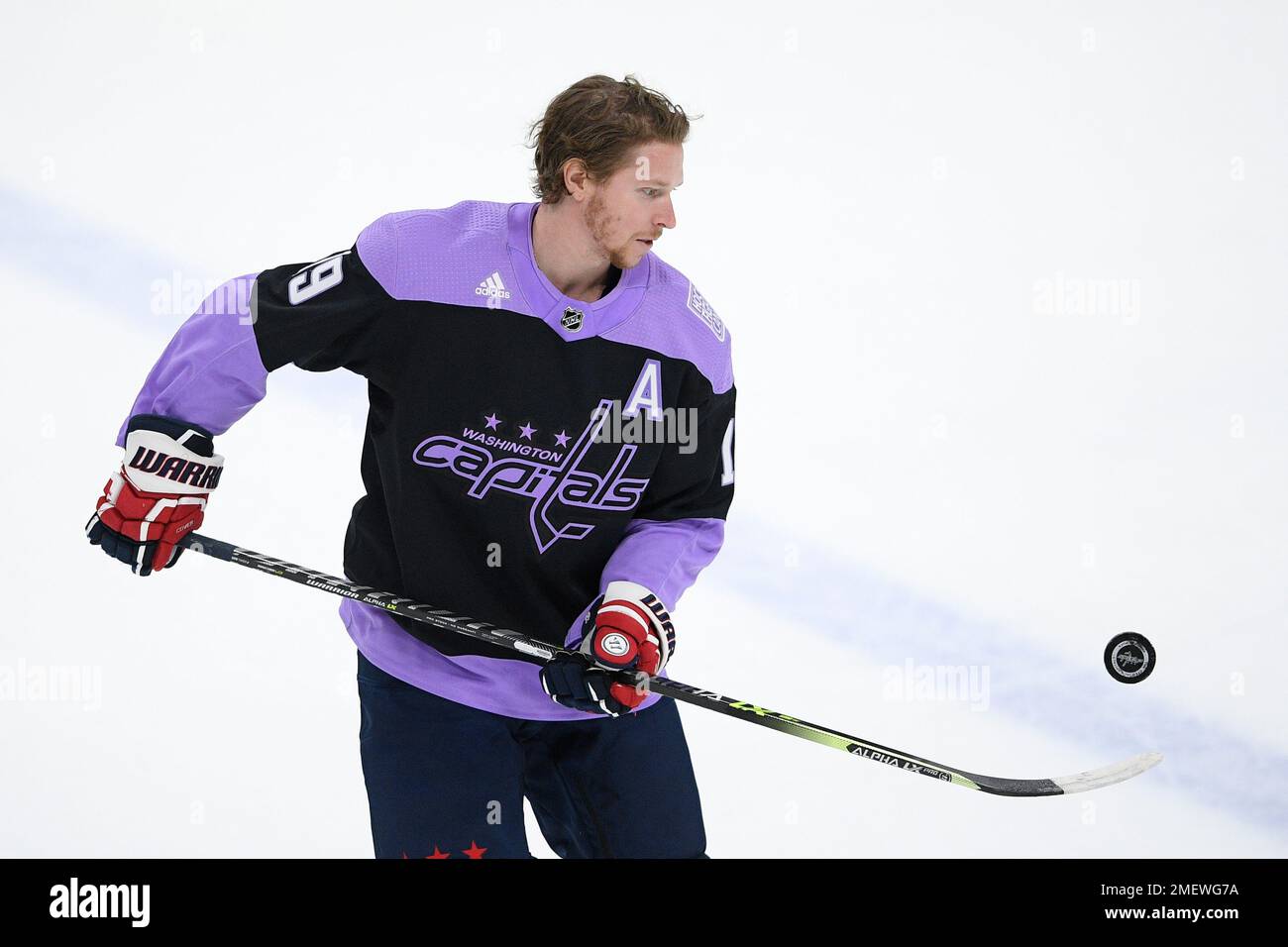 Washington Capitals center Nicklas Backstrom (19) warms up before an ...