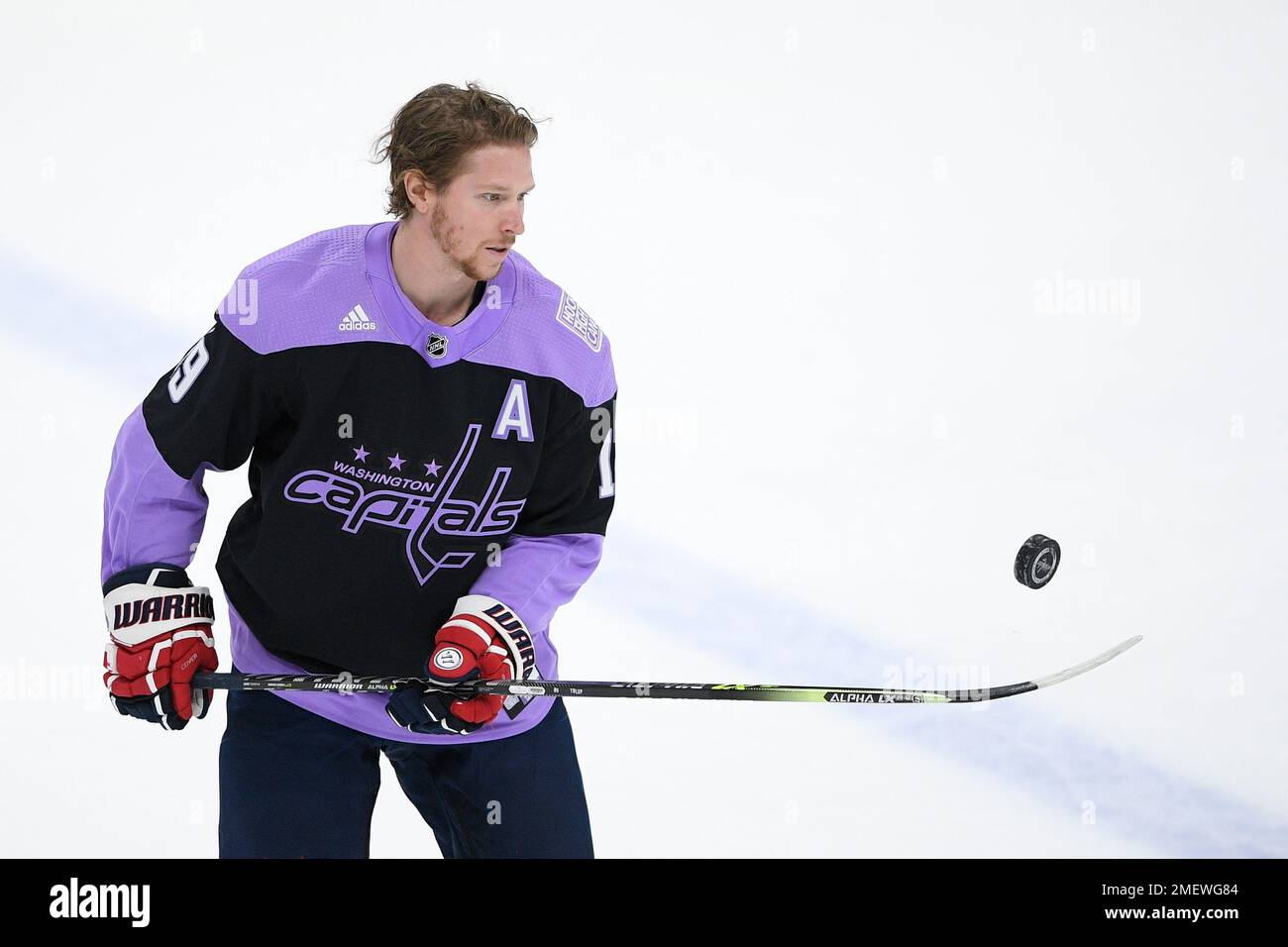 Washington Capitals center Nicklas Backstrom (19) warms up before an ...