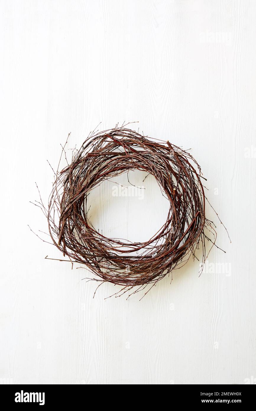 Barn/Rustic wedding. Rustic wreath Step 2 Stock Photo - Alamy