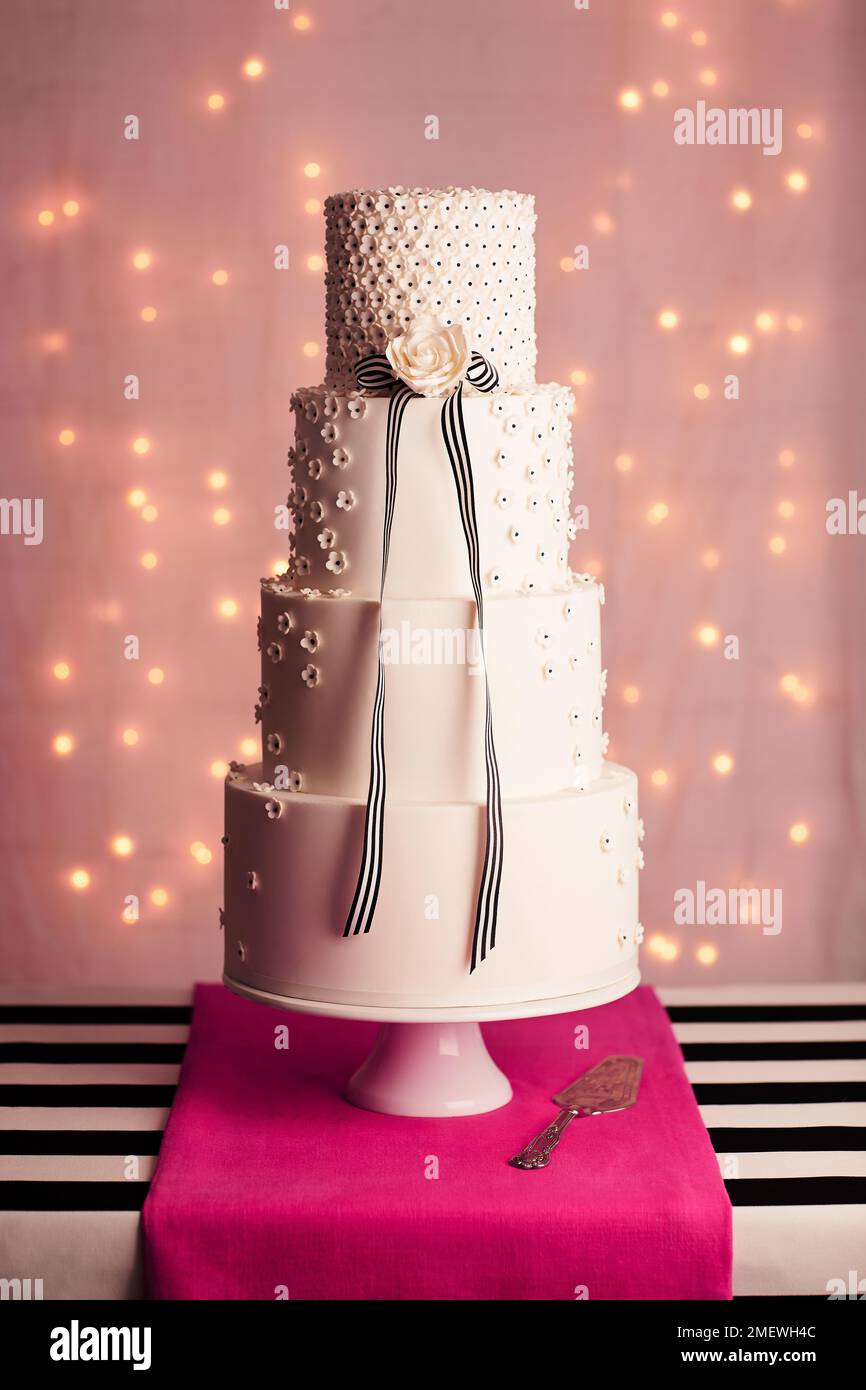 Metropolitan wedding cake Stock Photo - Alamy