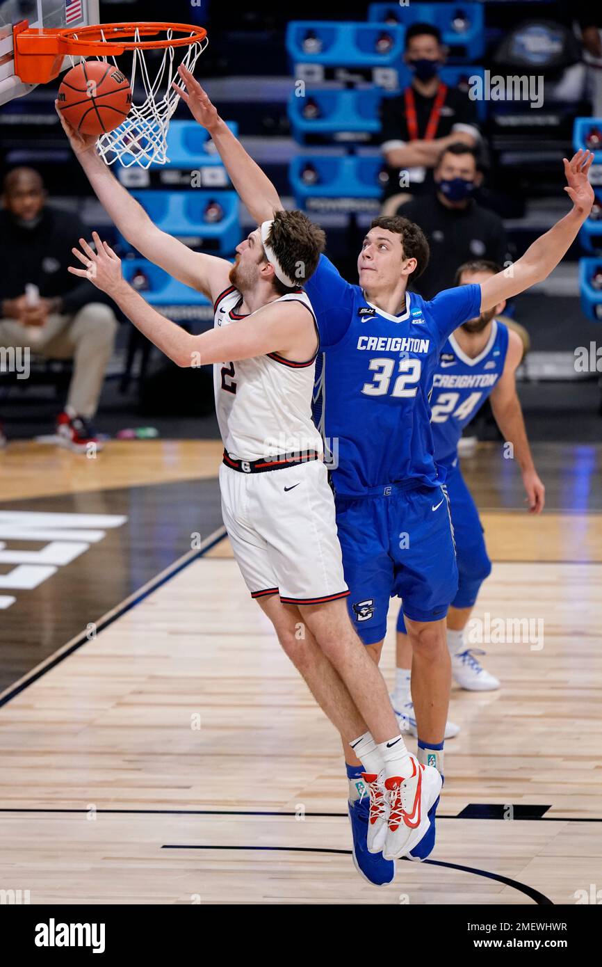Gonzaga forward Drew Timme (2) drives on Creighton center Ryan ...