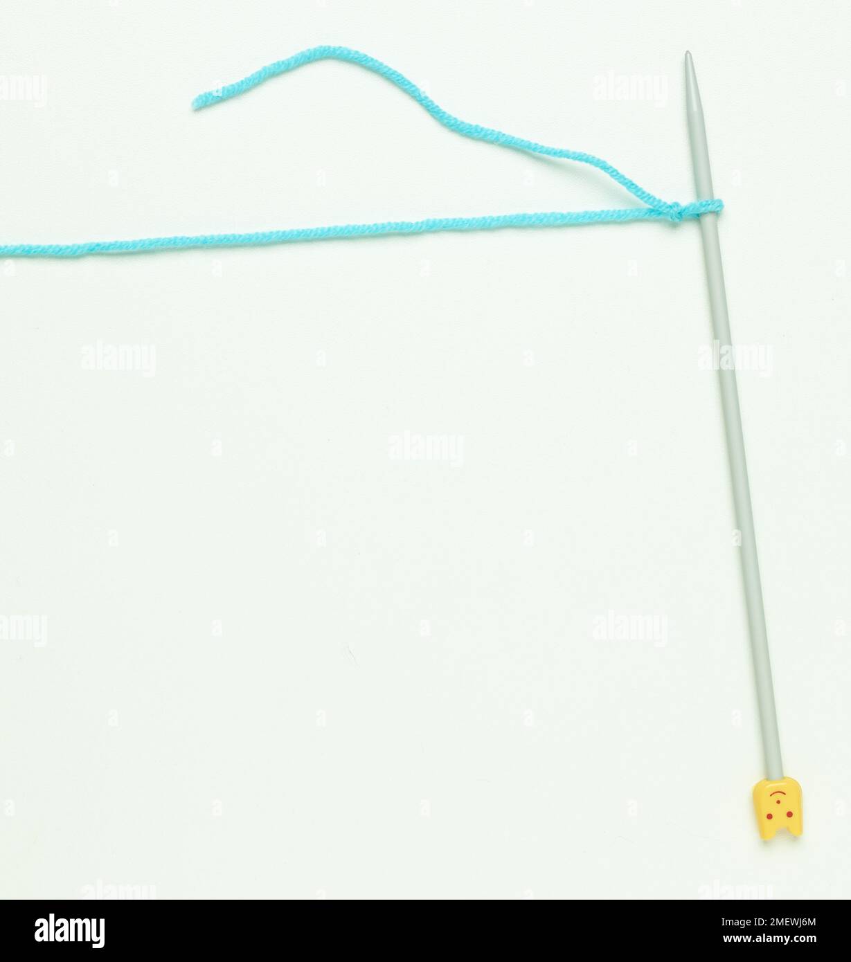 Slip knot before casting on knitting Stock Photo - Alamy