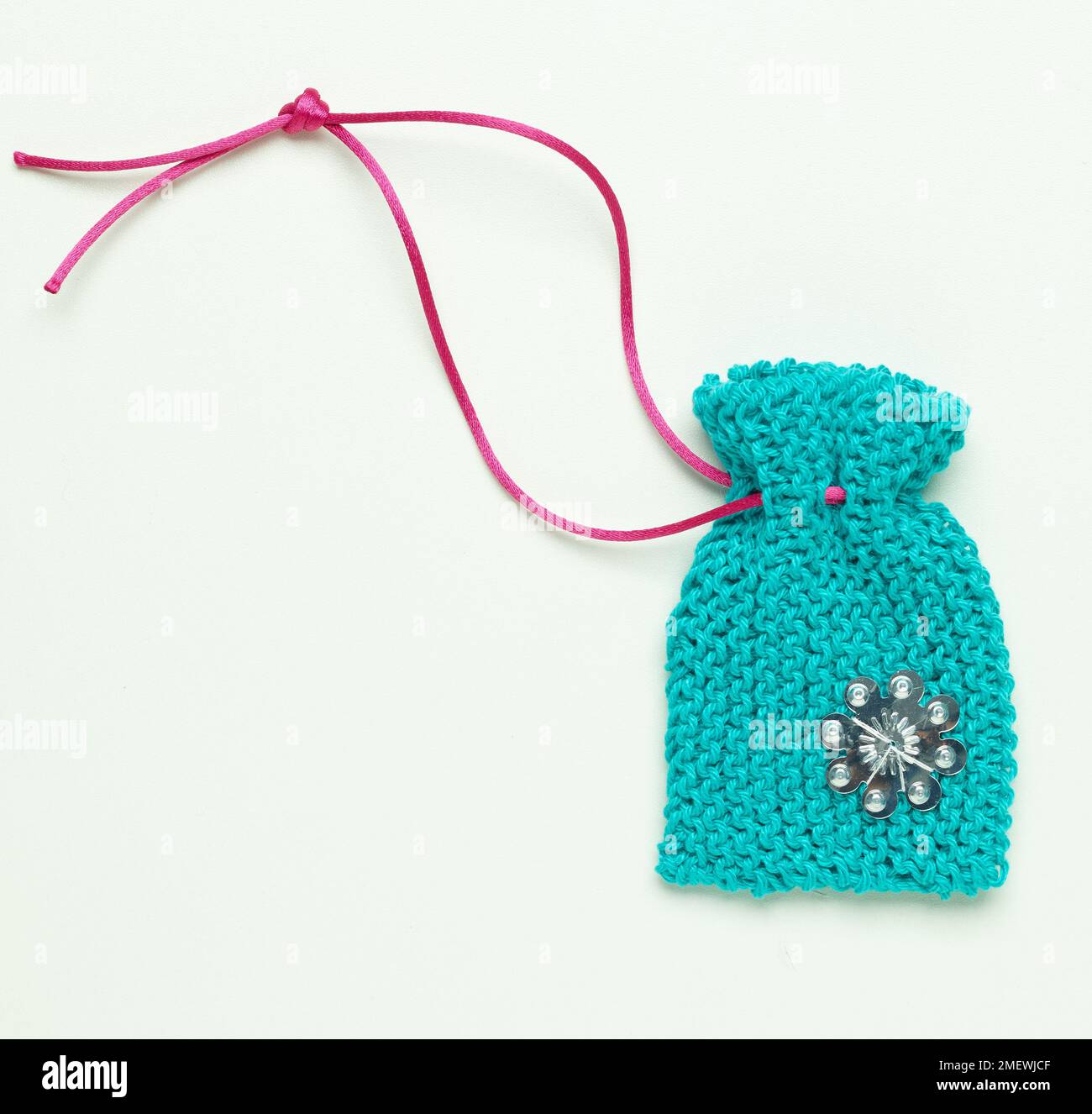 Draw string hi-res stock photography and images - Alamy