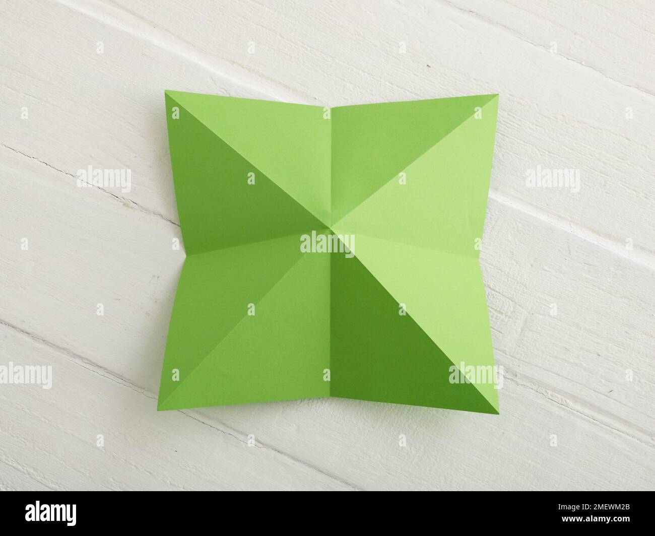 Paper Craft. DIY Origami Fairy Lights Step 6 Stock Photo - Alamy