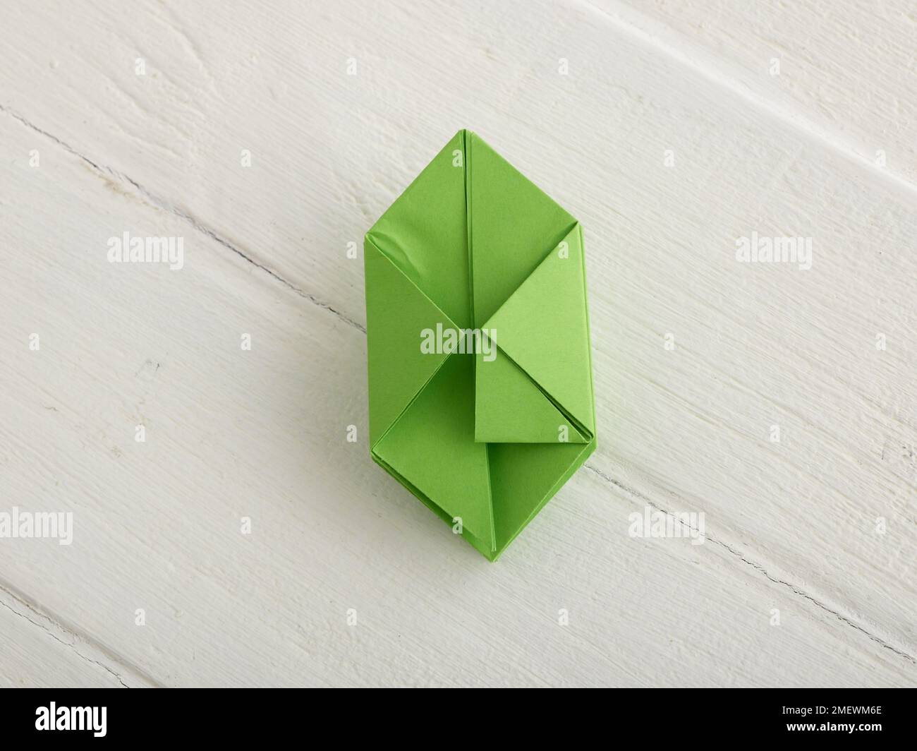 Paper Craft. DIY Origami Fairy Lights Step 11 Stock Photo - Alamy