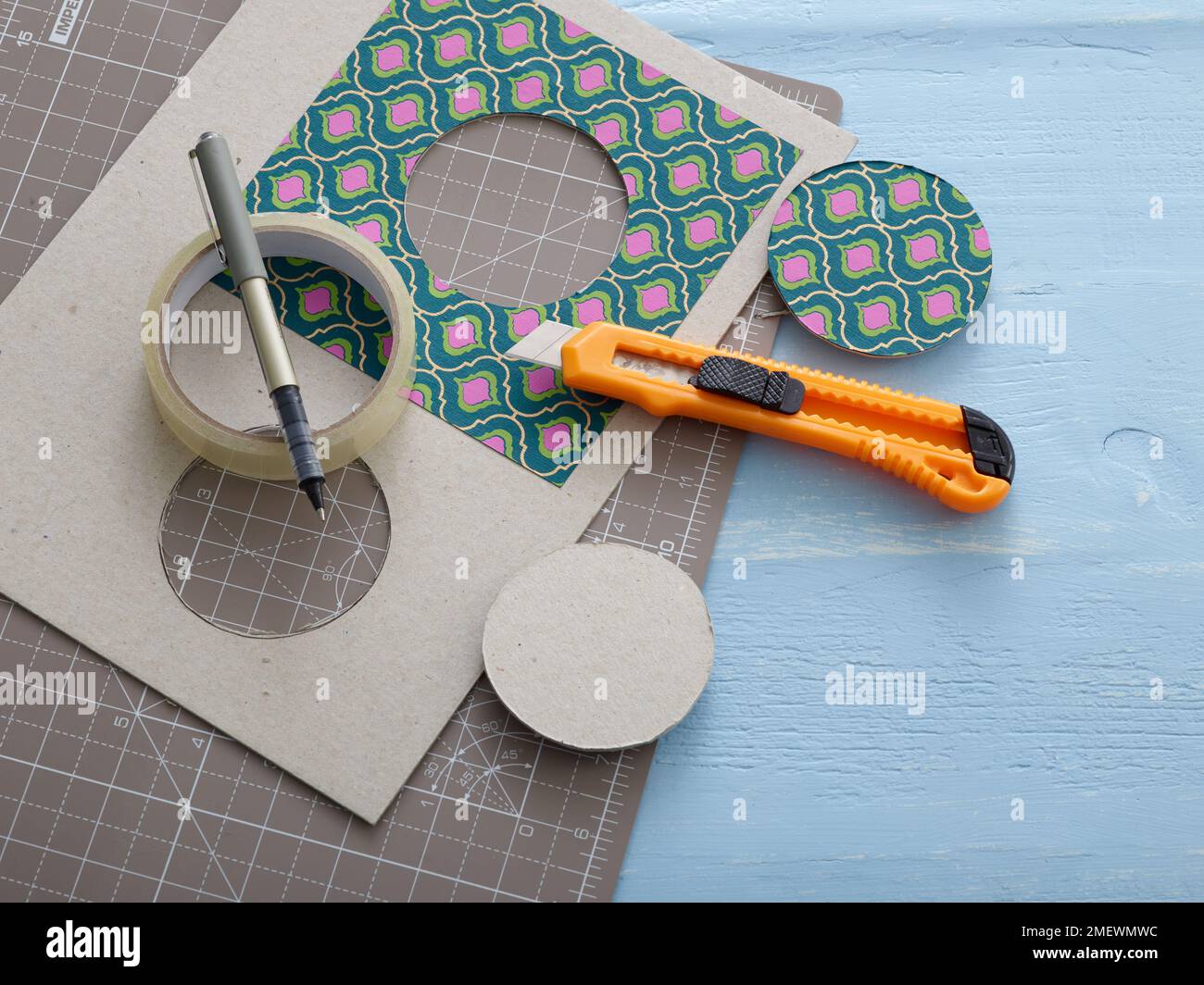 Papercraft Paper fan step 11 Stock Photo - Alamy