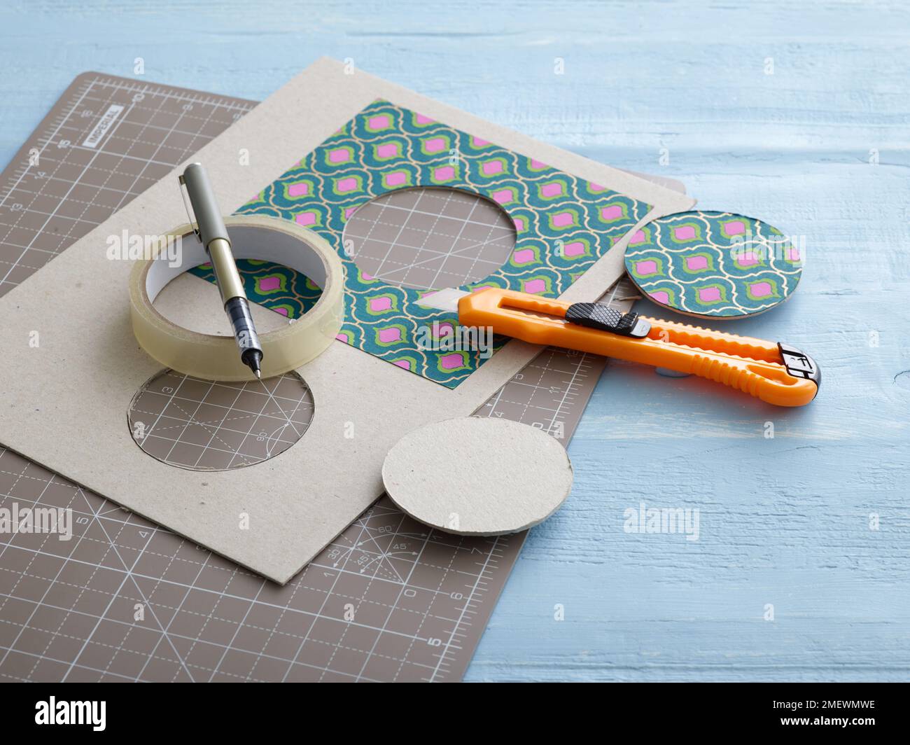 Papercraft Paper fan step 11 Stock Photo - Alamy