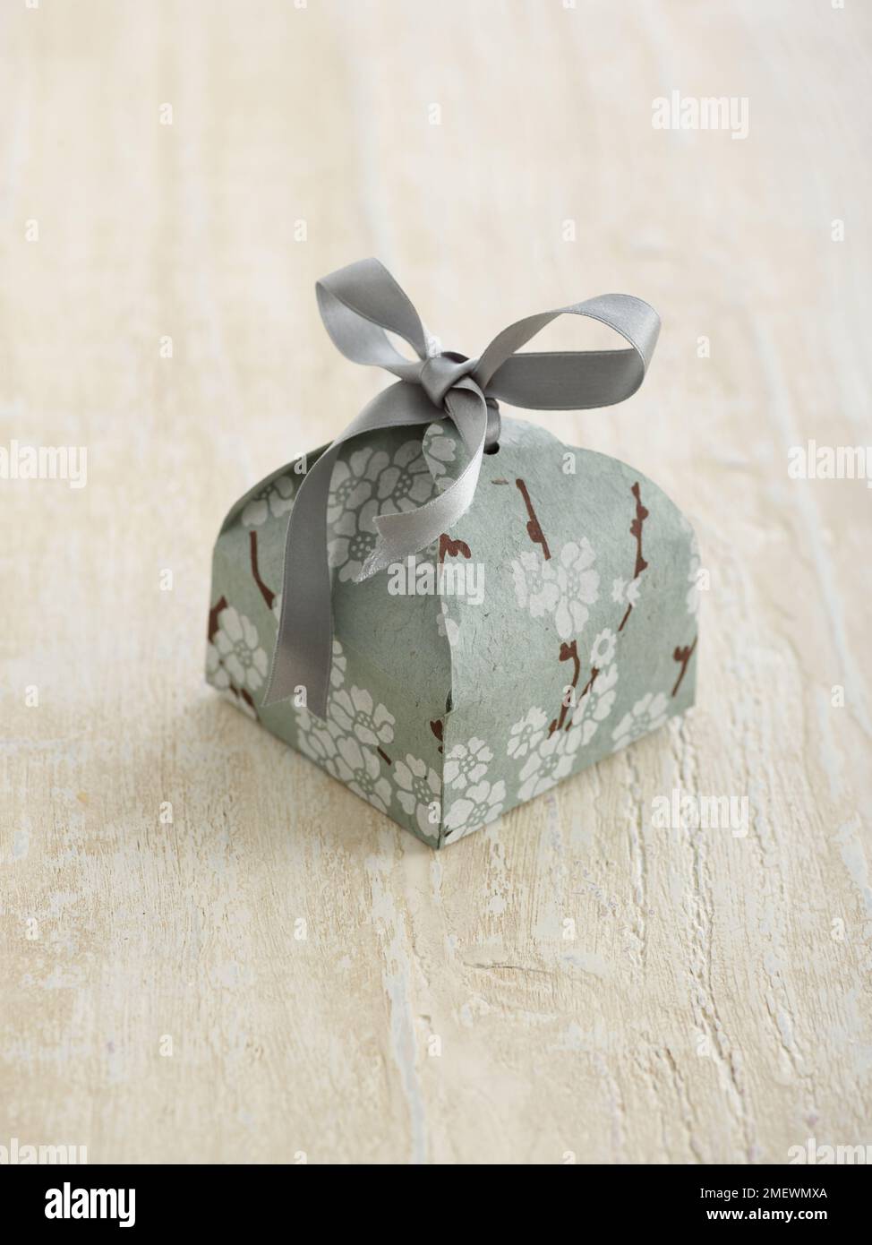 Papercraft Giftbox single shots Stock Photo - Alamy