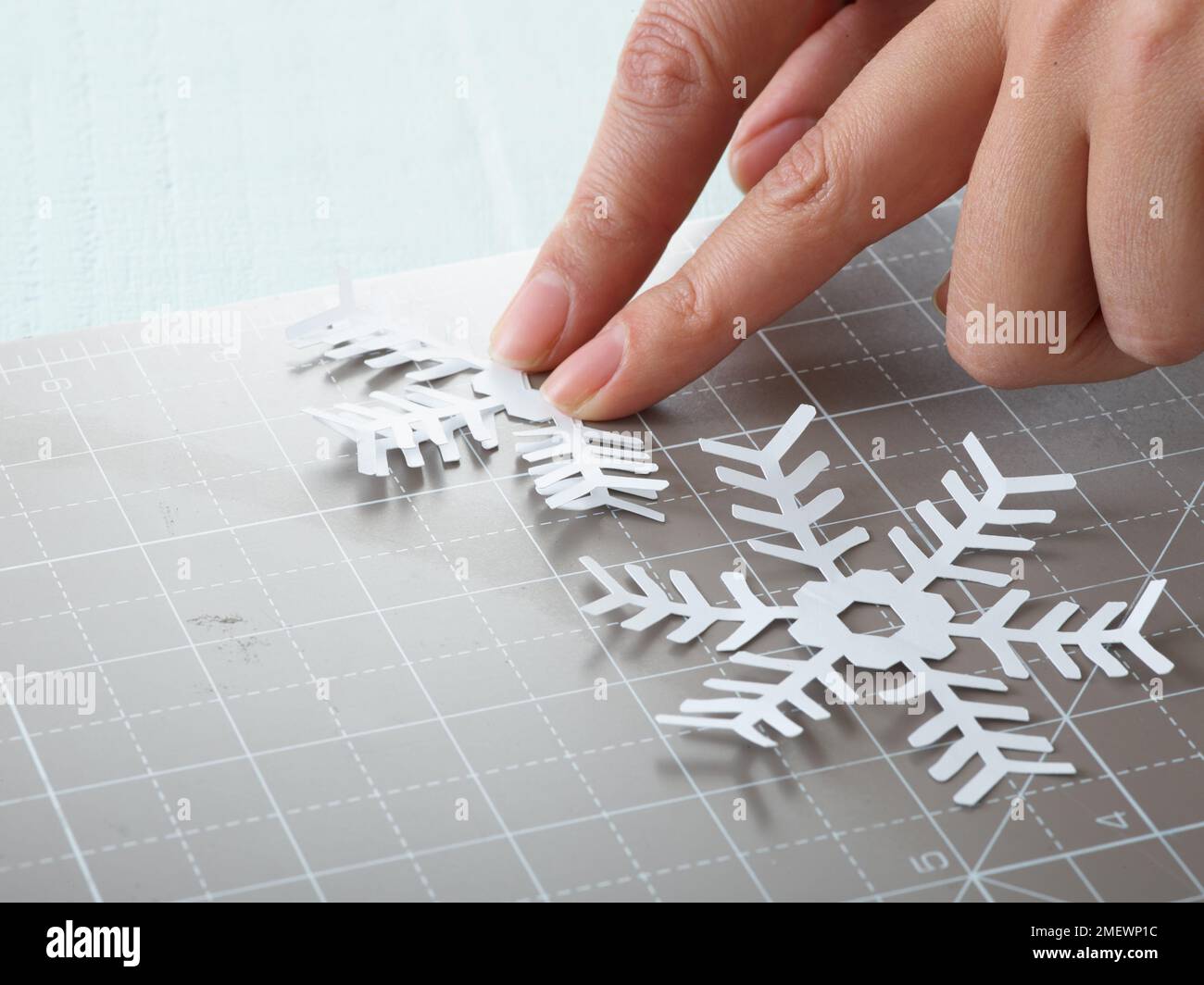 Papercraft Paper snowflake bauble steps Stock Photo - Alamy